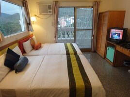 Quarto Quádruplo, vista para a montanha | Secretária, cortinas/cortinados opacos, camas desdobráveis 