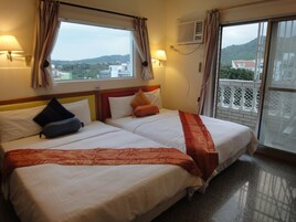 Quarto Quádruplo, vista para a montanha | Secretária, cortinas/cortinados opacos, camas desdobráveis 
