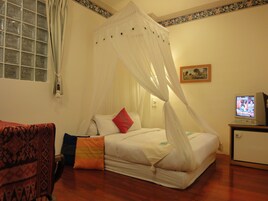 Quarto Clássico com Cama de Casal | Secretária, cortinas/cortinados opacos, camas desdobráveis 