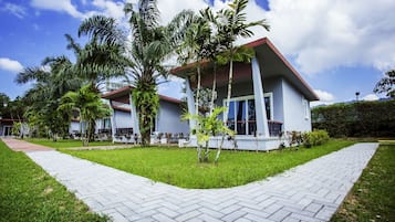 Vila luxo, 1 quarto, para não fumantes, vista para a piscina | Roupas de cama premium, frigobar, cofres nos quartos, escrivaninha