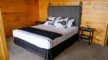Roupas de cama premium, frigobar, cofres nos quartos, escrivaninha