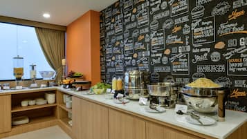 Pequeno-almoço tipo buffet diário (200 THB por pessoa)