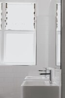 Produtos de toalete grátis, toalhas de banho, sabonete, shampoo