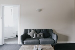 Suíte básica, 1 cama King, suíte | Área de estar