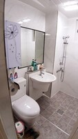 Quarto (15 PY) | Casa de banho | Um polibã, um secador de cabelo, toalhas fornecidas, sabão 