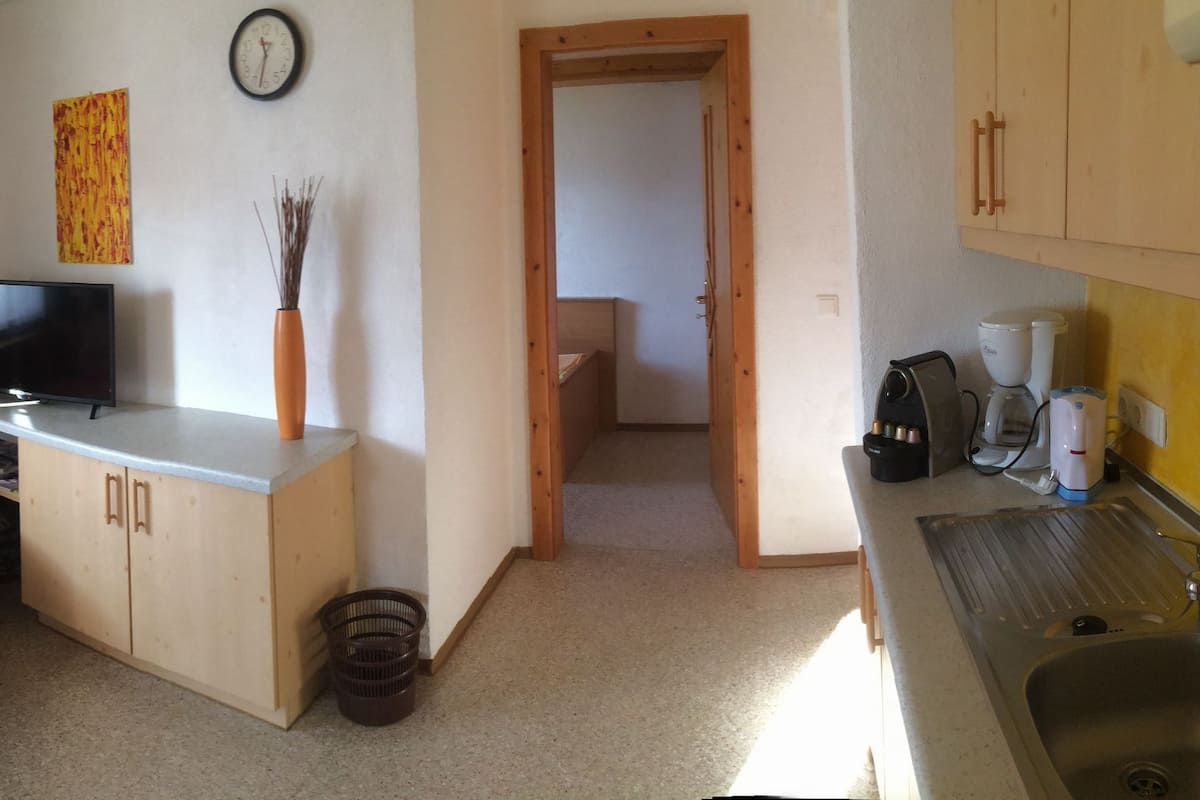 Apartamento, 2 quartos, terraço, vista para a montanha | Sala de estar | TV de ecrã plano