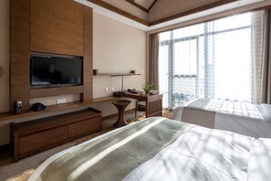 Quarto família, vista para o jardim | Frigobar, cofres nos quartos, escrivaninha, cortinas blackout