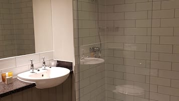 Produtos de toalete grátis, secador de cabelo, toalhas de banho