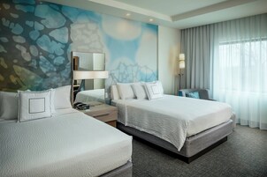 Escrivaninha, espaço de trabalho para notebook, cortinas blackout