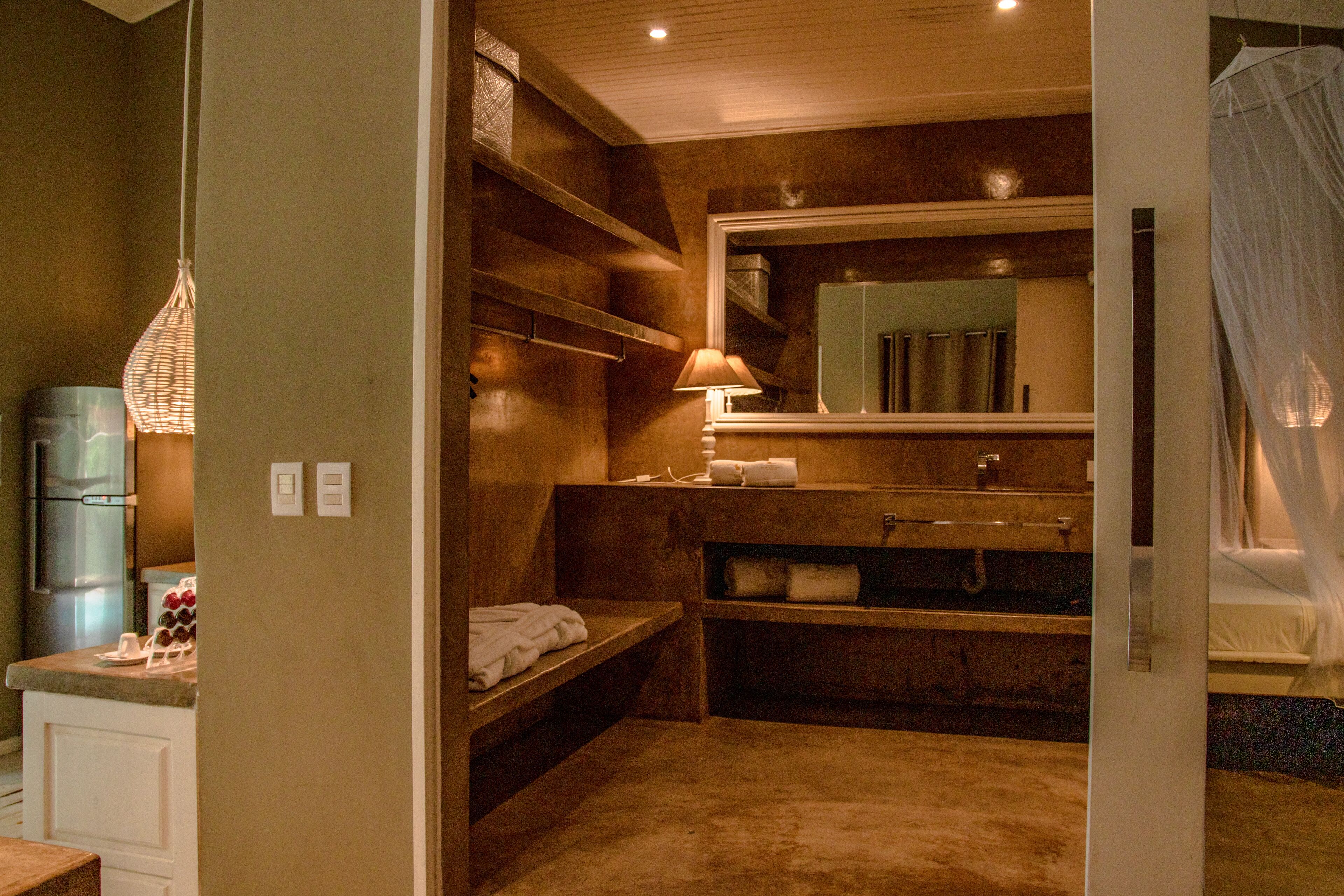 Cabana de Madeira Exclusiva, 1 quarto | Casa de banho | Um polibã, artigos de higiene pessoal grátis, um secador de cabelo 