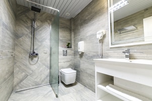 Superior Apartment City view | Casa de banho | Um polibã, artigos de higiene pessoal grátis, um secador de cabelo