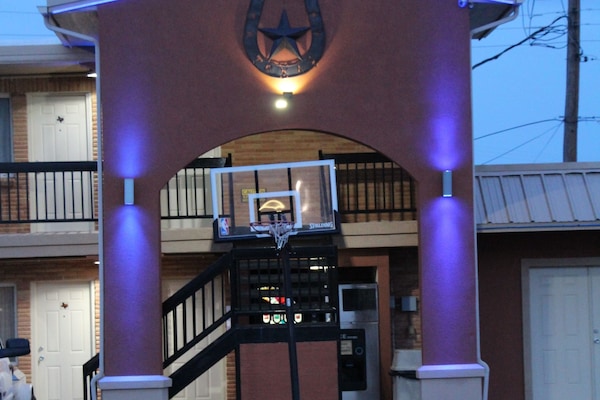 Fachada da propriedade à noite