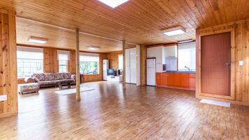 Quarto família (Agena) | Sala de estar | TV de tela plana 32 polegadas com canais a cabo, TV