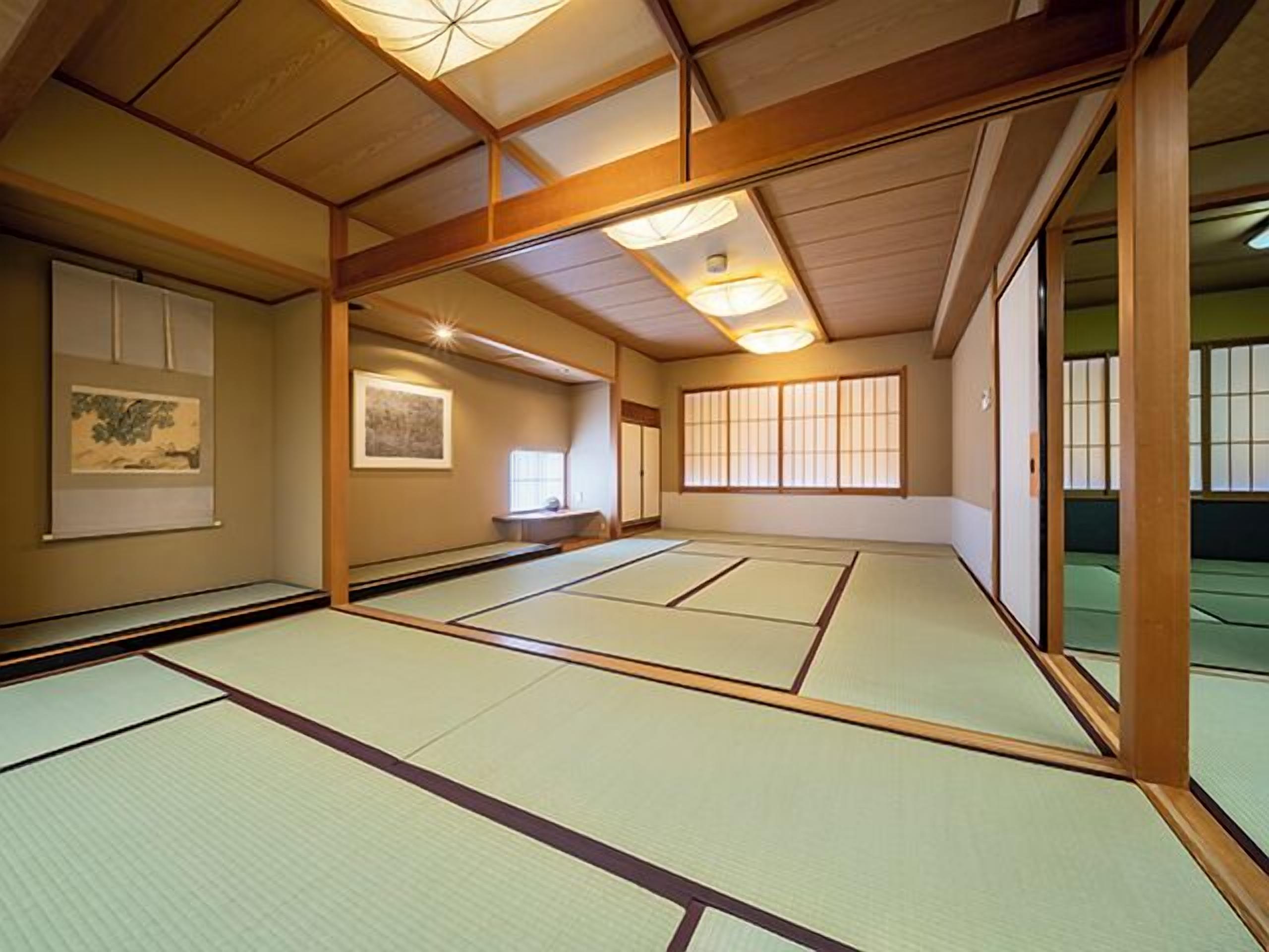 Um quarto tradicional japonês com esteiras de tatame, portas deslizantes e um biombos shoji.