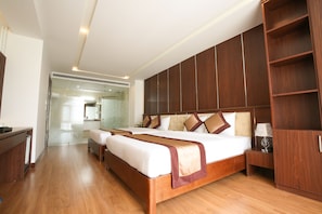 Um quarto espaçoso com uma cama grande, guarda-roupa de madeira e uma escrivaninha.