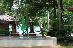 Piscina externa, guarda-sóis, espreguiçadeiras