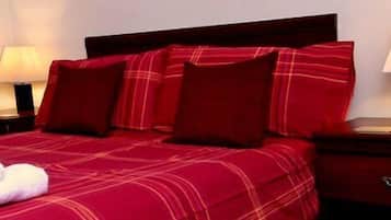 Quarto solteiro | Escrivaninha, roupa de cama