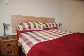 Quarto Duplo | Secretária, roupa de cama fornecida 