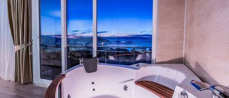 Suite, vista para o mar (Jacuzzi) | Minibar, cofre no quarto, secretária, Wi-fi grátis