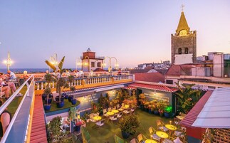 Este bar no terraço do hotel 