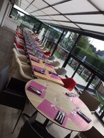 Serviço de almoço e jantar; culinária francesa, vistas para o jardim 