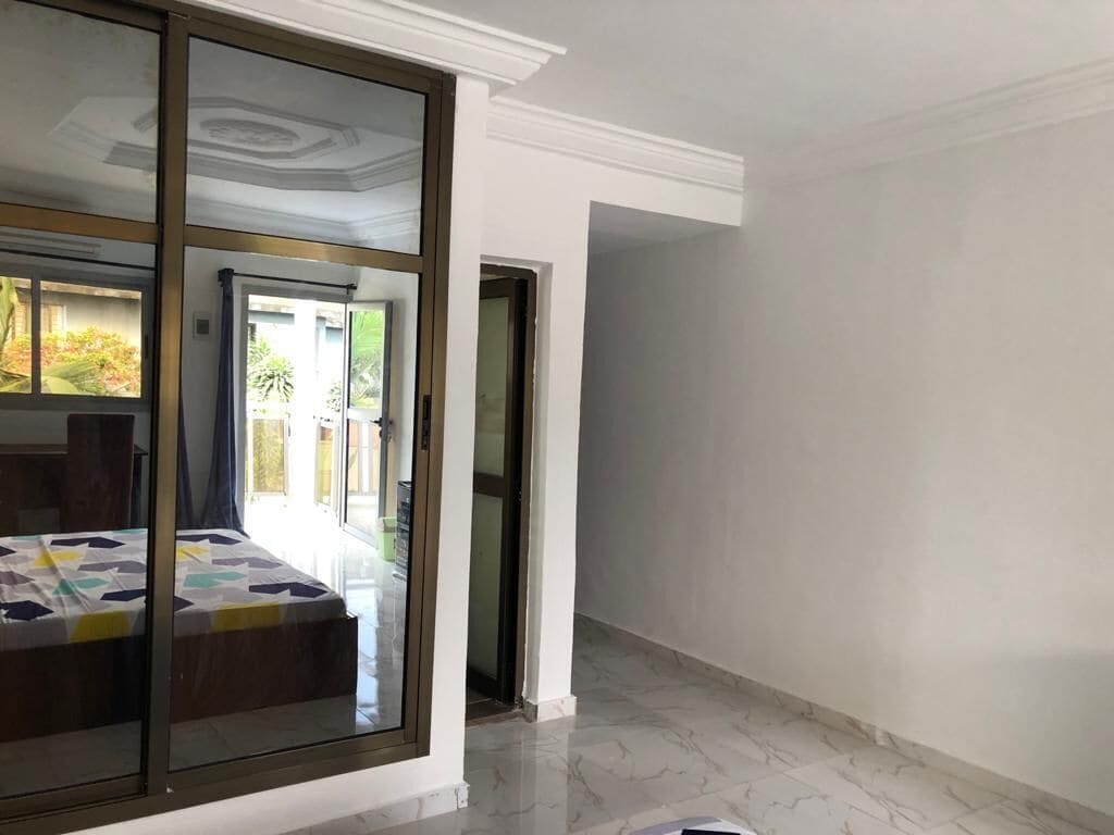 Escrivaninha, espaço de trabalho para notebook, cortinas blackout