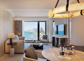 Suite Premium, vista para o mar | Minibar, cofre no quarto, secretária, quartos insonorizados 