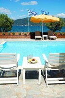 Piscina exterior, guarda-sóis, espreguiçadeiras
