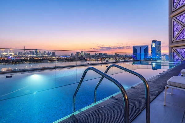 Piscina externa, funciona das 8h às 22h, barracas de cortesia