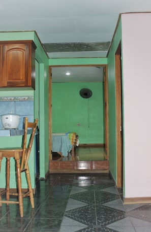 Quarto Standard, 1 quarto, cozinha, Vista para a cidade | Refeições no quarto