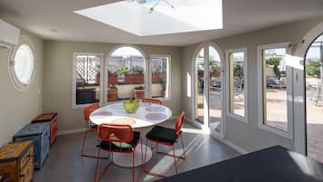 Apartamento em Condomínio Fechado | Cozinha privada | Um frigorífico, uma máquina de café expresso, uma cafeteira/bule