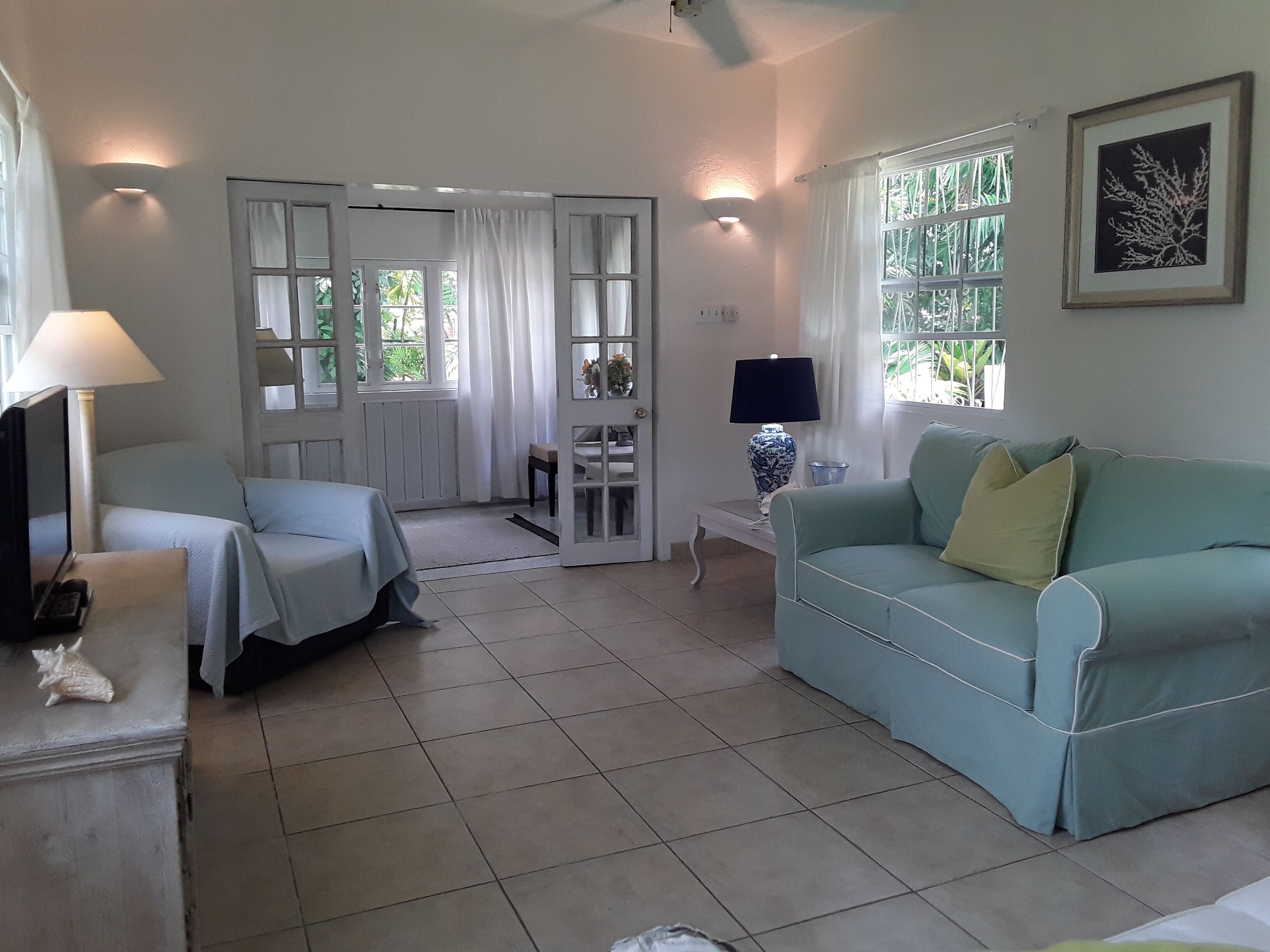 Only 3 Mins Walk To Beach And Beach Club - Barbados