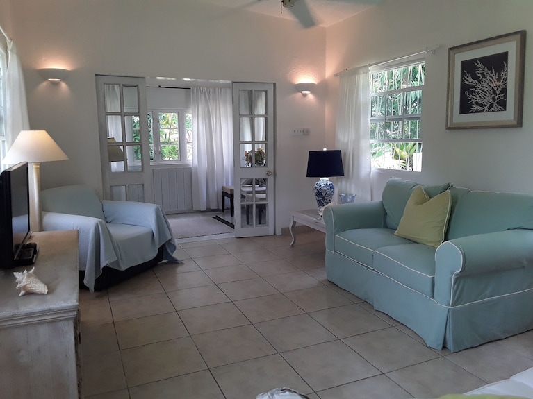 Only 3 Mins Walk To Beach And Beach Club - Barbados