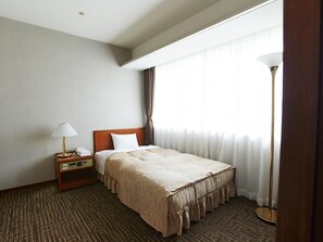 Cofres nos quartos, escrivaninha, ferros/tábuas de passar roupa