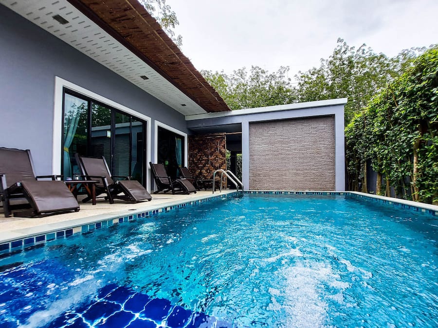 Piscina exterior, espreguiçadeiras