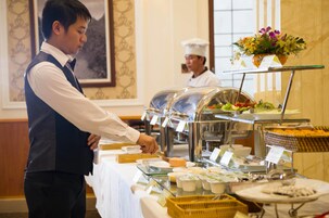 Pequeno-almoço tipo buffet diário mediante uma taxa