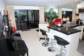 Apartamento, 2 quartos | Área de estar | TV de tela plana