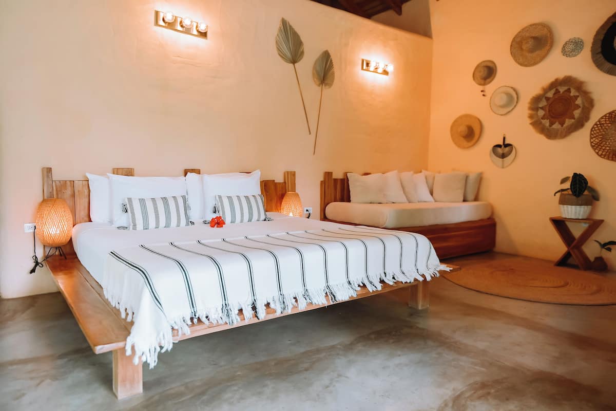 Suite-Estúdio Deluxe, várias camas, vista parcial para o oceano | Roupa de alta qualidade, minibar, cofre no quarto