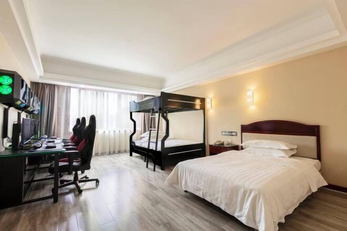 Frigobar, cofres nos quartos, escrivaninha, cortinas blackout