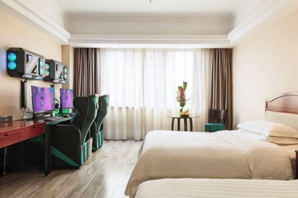Frigobar, cofres nos quartos, escrivaninha, cortinas blackout