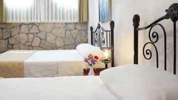 Quarto Triplo Económico (Basement) | Roupa de alta qualidade, minibar, secretária, Wi-fi grátis