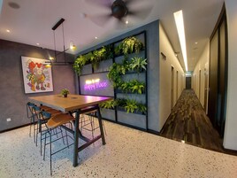 Área de estar no saguão