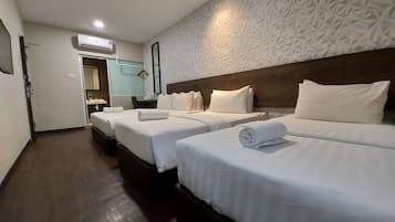 Quarto Duplo ou Twin Familiar, várias camas, vista para o parque | 1 quarto, roupa de alta qualidade, edredões de penas, secretária