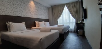 Quarto triplo família (1 King + 1 Single with Window) | Roupas de cama premium, edredons de pluma, escrivaninha