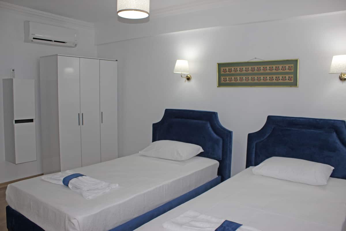 Quarto Twin Standard | Roupa de alta qualidade, minibar, secretária, ferro/tábua de engomar