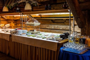 Pequeno-almoço tipo buffet diário (50 PLN por pessoa)
