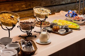 Pequeno-almoço tipo buffet diário mediante uma taxa 