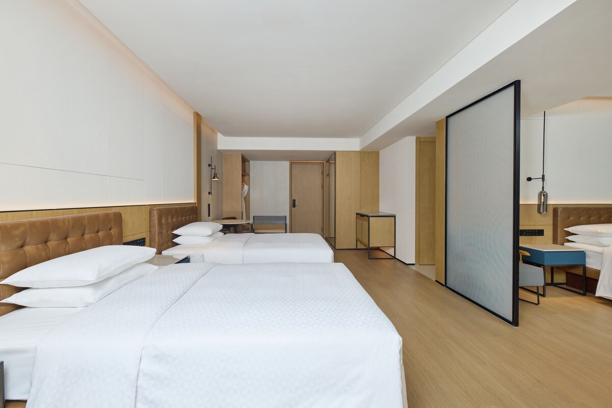 Quarto Familiar | Edredões de penas, minibar, cofre no quarto 