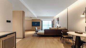 Suite, 1 cama king-size, Vista para a cidade | Sala de estar | Televisor LCD