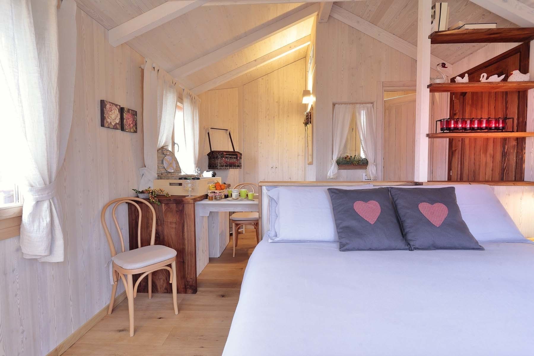 Um quarto aconchegante com uma cama, uma escrivaninha e uma cadeira.